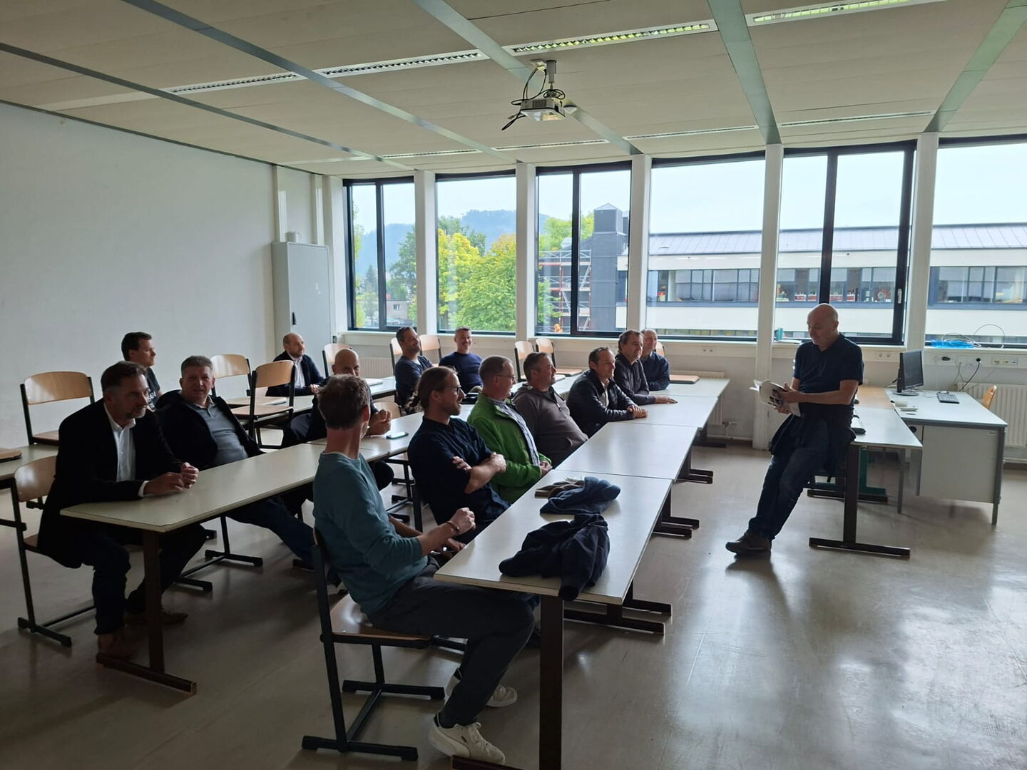 30 Jahre danach: Maturajahrgang 1995 der 5HEB zu Besuch an der HTL ...